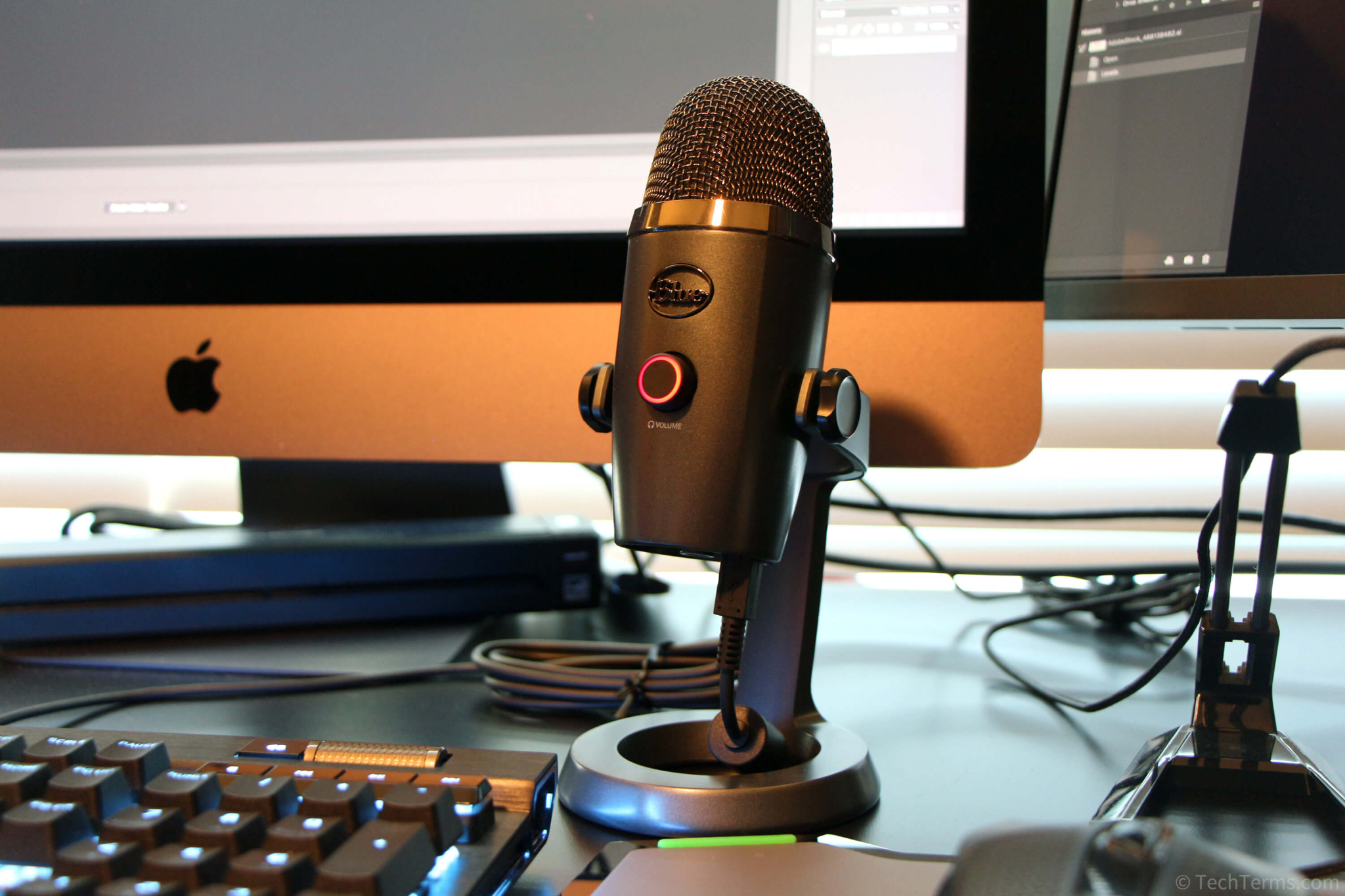 Connect A Microphone To Smart TV (Easy Way) - fixdab